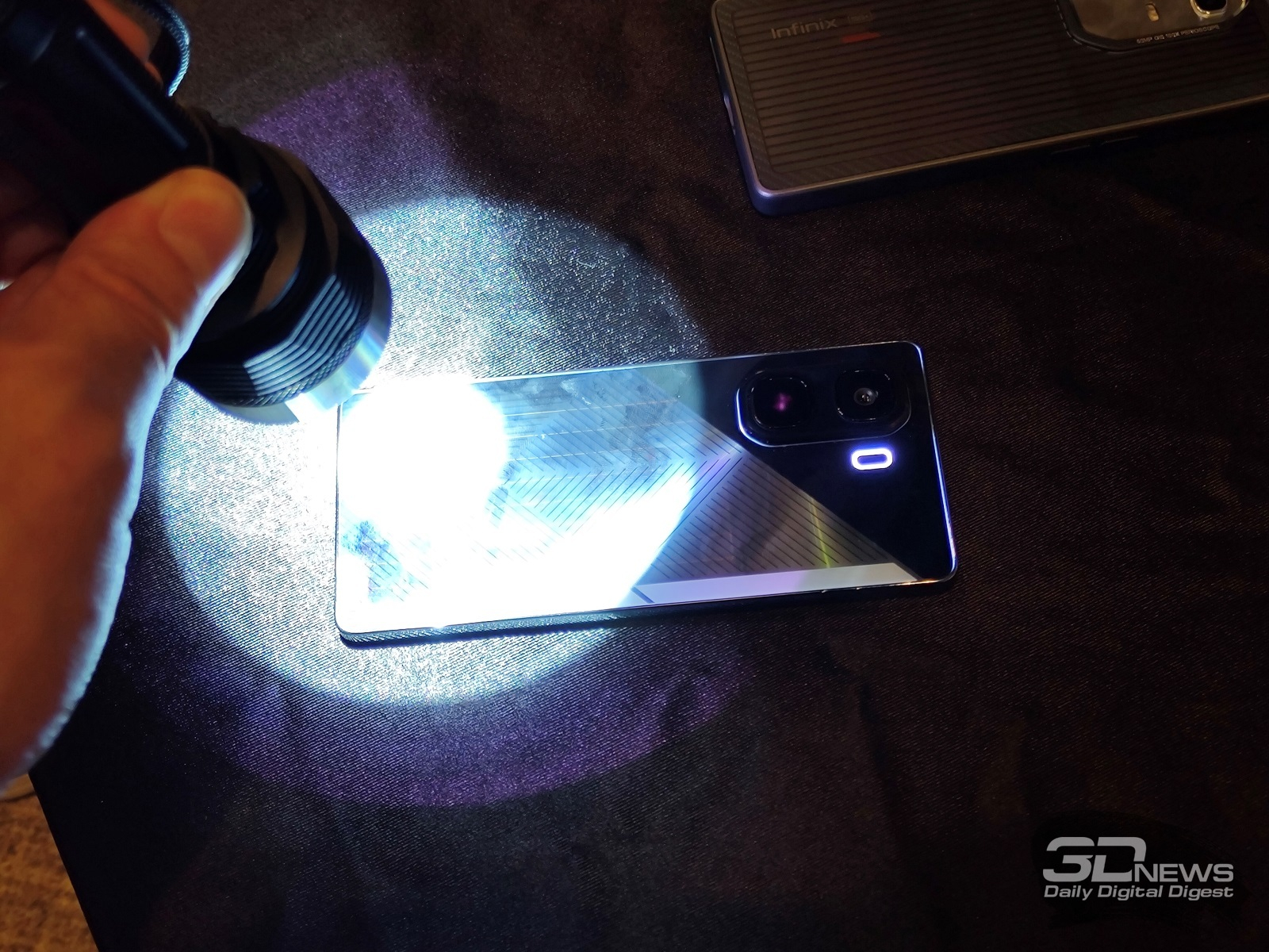 Infinix показала смартфон с солнечной панелью, а ещё смартфон с ...