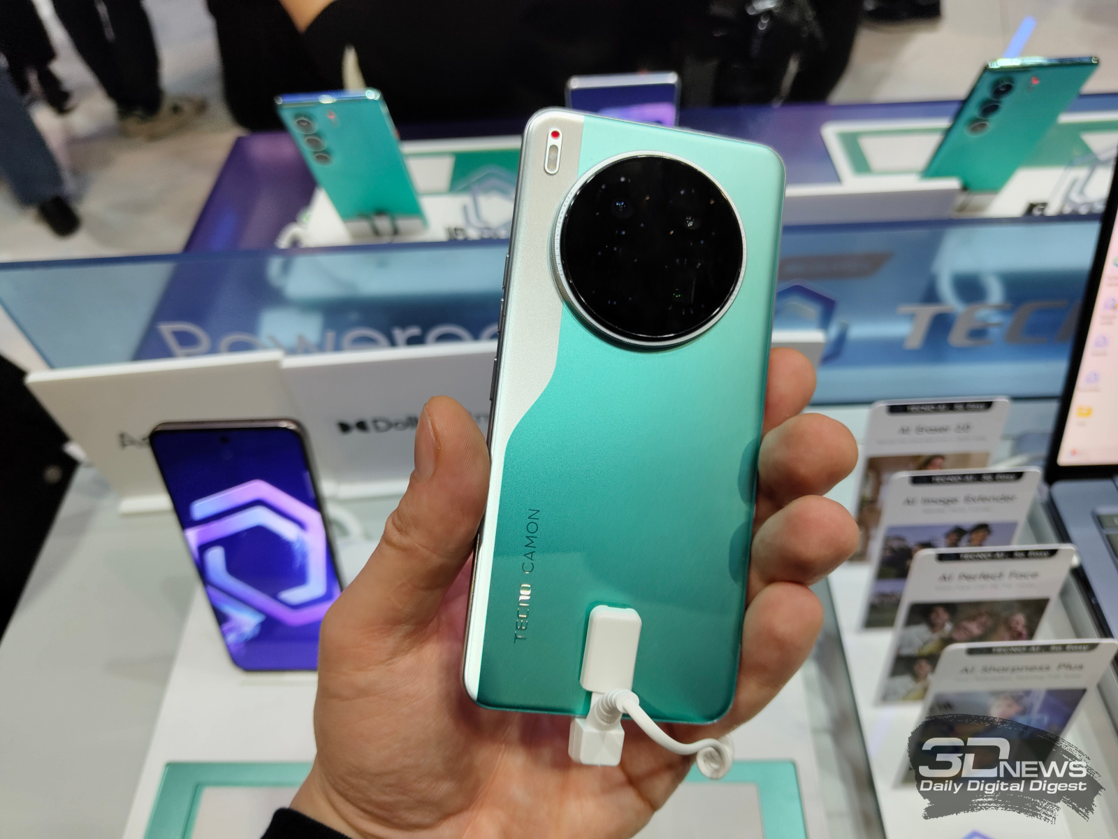 Tecno показала смартфон Camon 40, россыпь ноутбуков, умные часы Watch ...