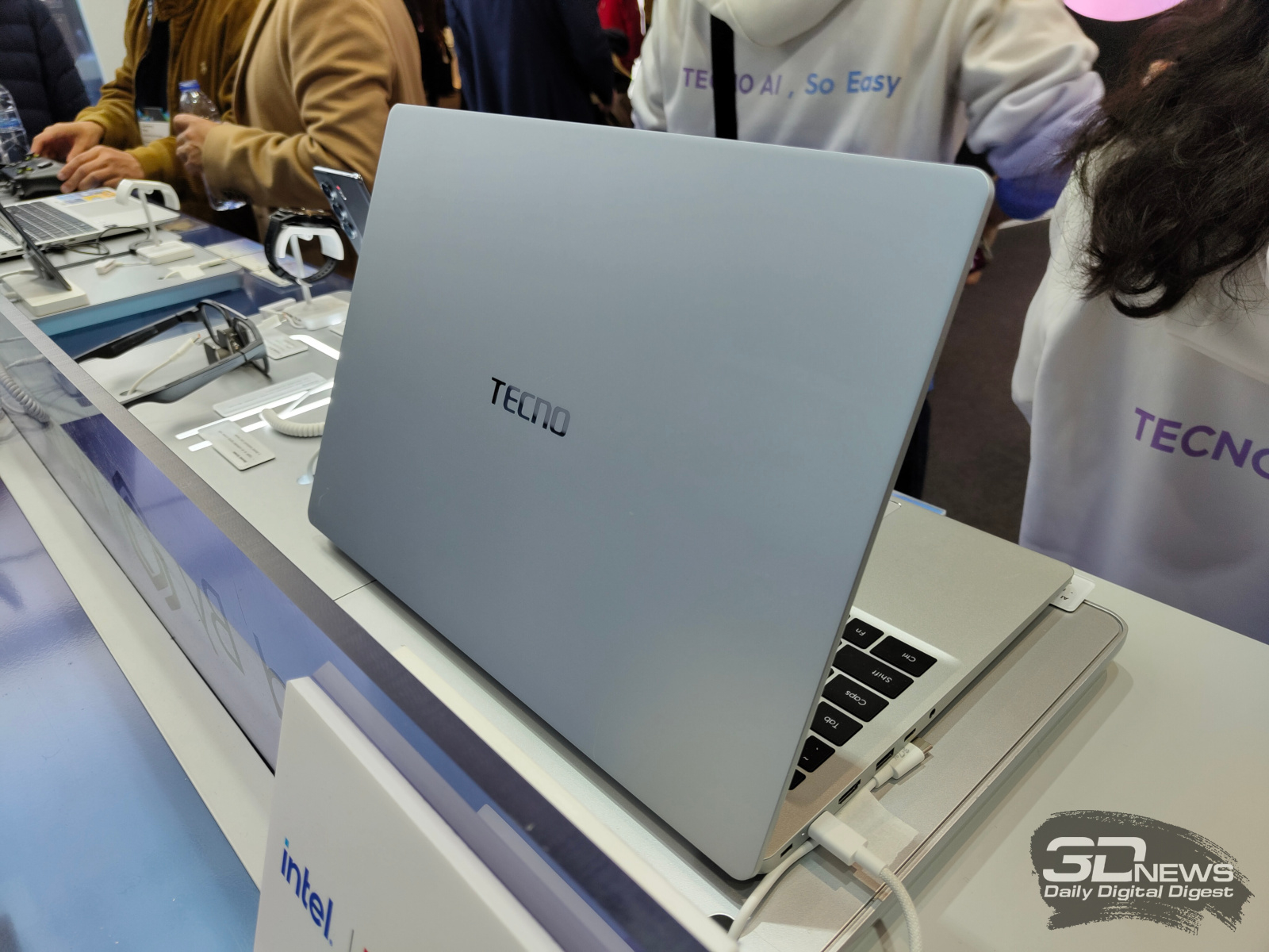 Tecno показала смартфон Camon 40, россыпь ноутбуков, умные часы Watch ...