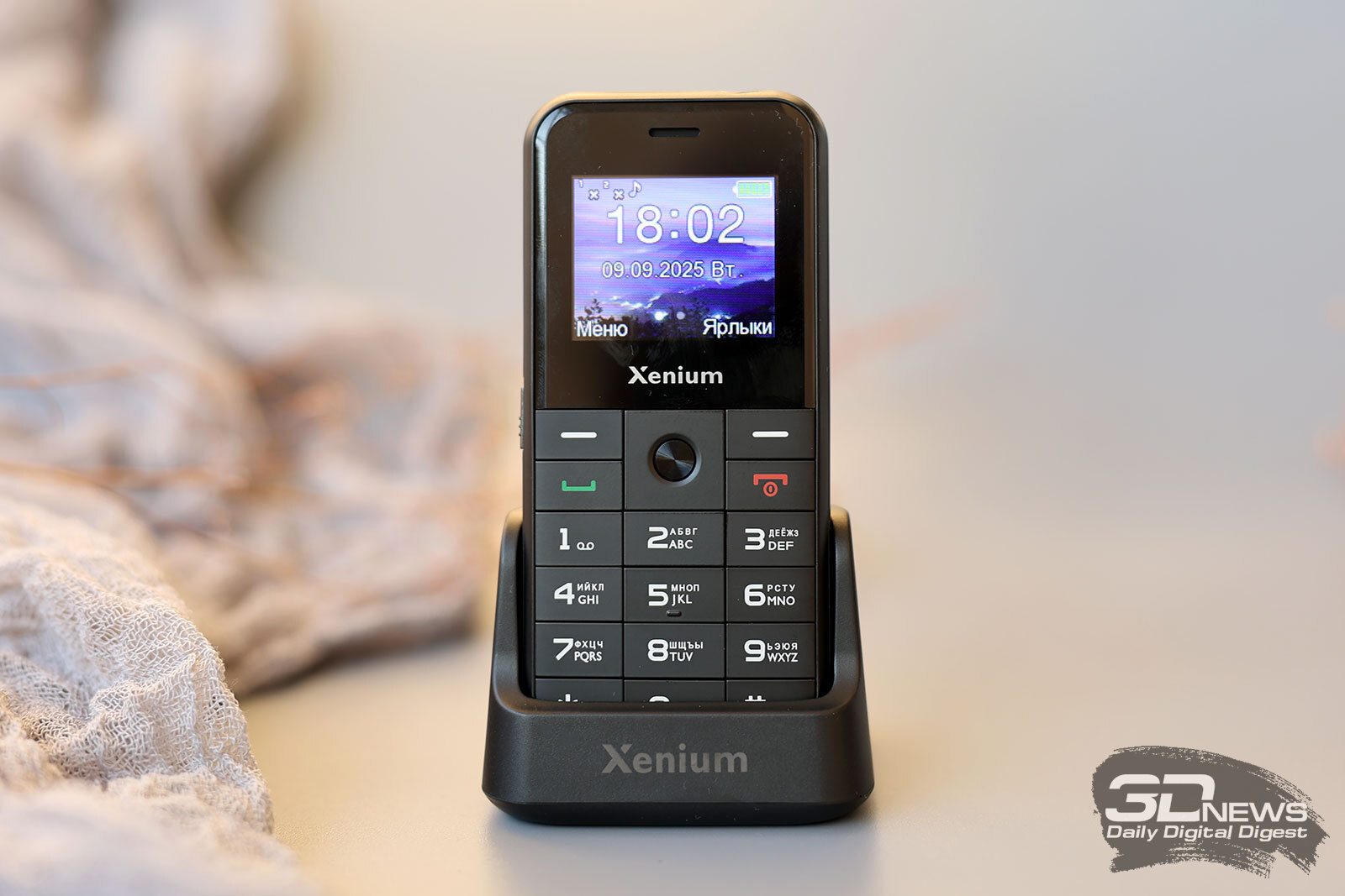 Xenium X718 — кнопочный мобильный телефон с высокой автономностью и док-станцией
