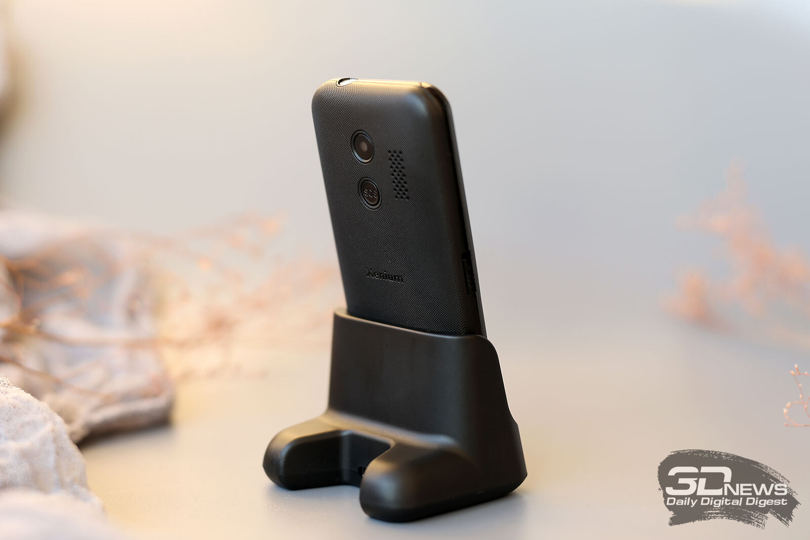 Xenium X718 — кнопочный мобильный телефон с высокой автономностью и док-станцией