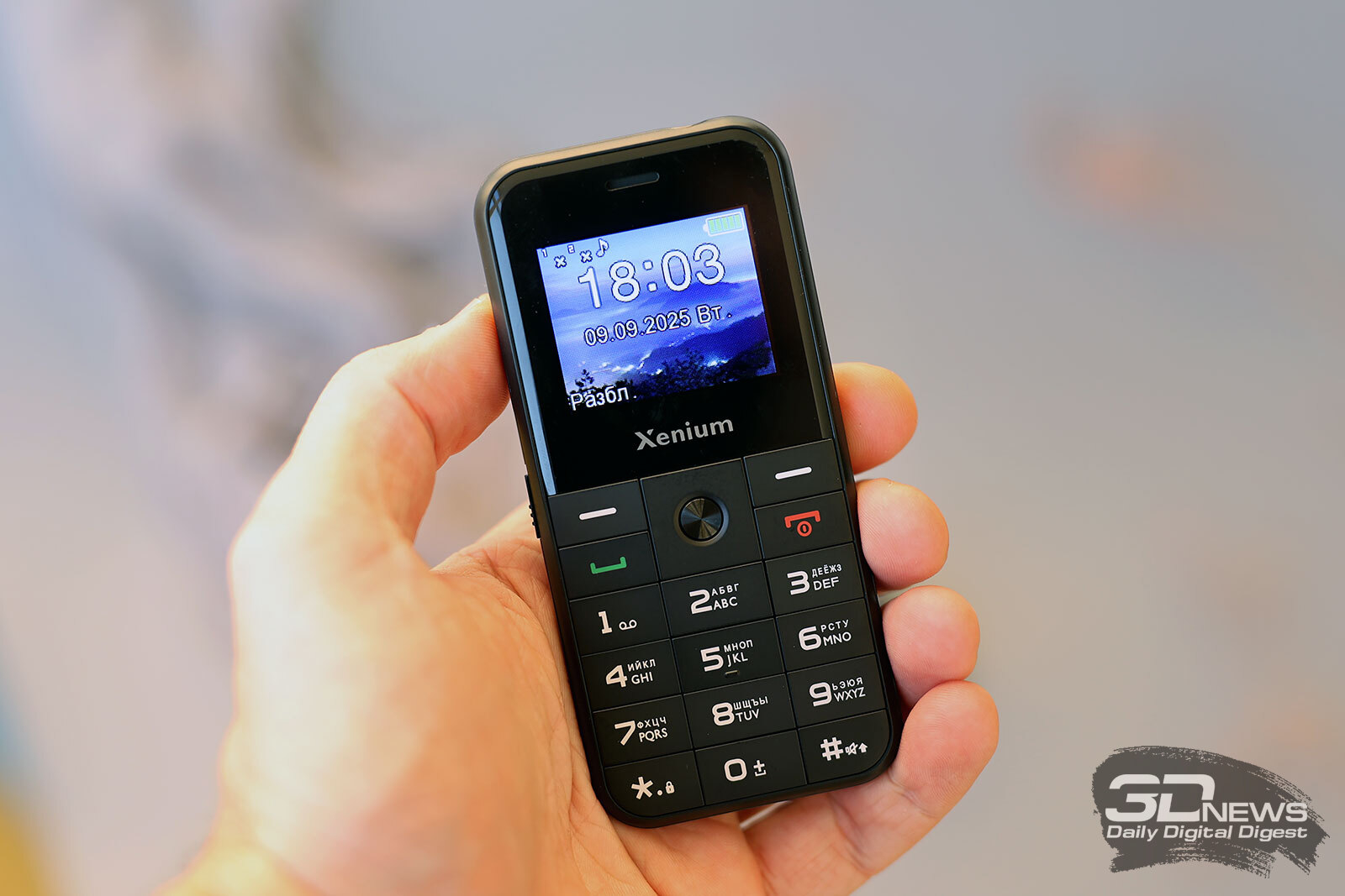 Xenium X718 — кнопочный мобильный телефон с высокой автономностью и док-станцией